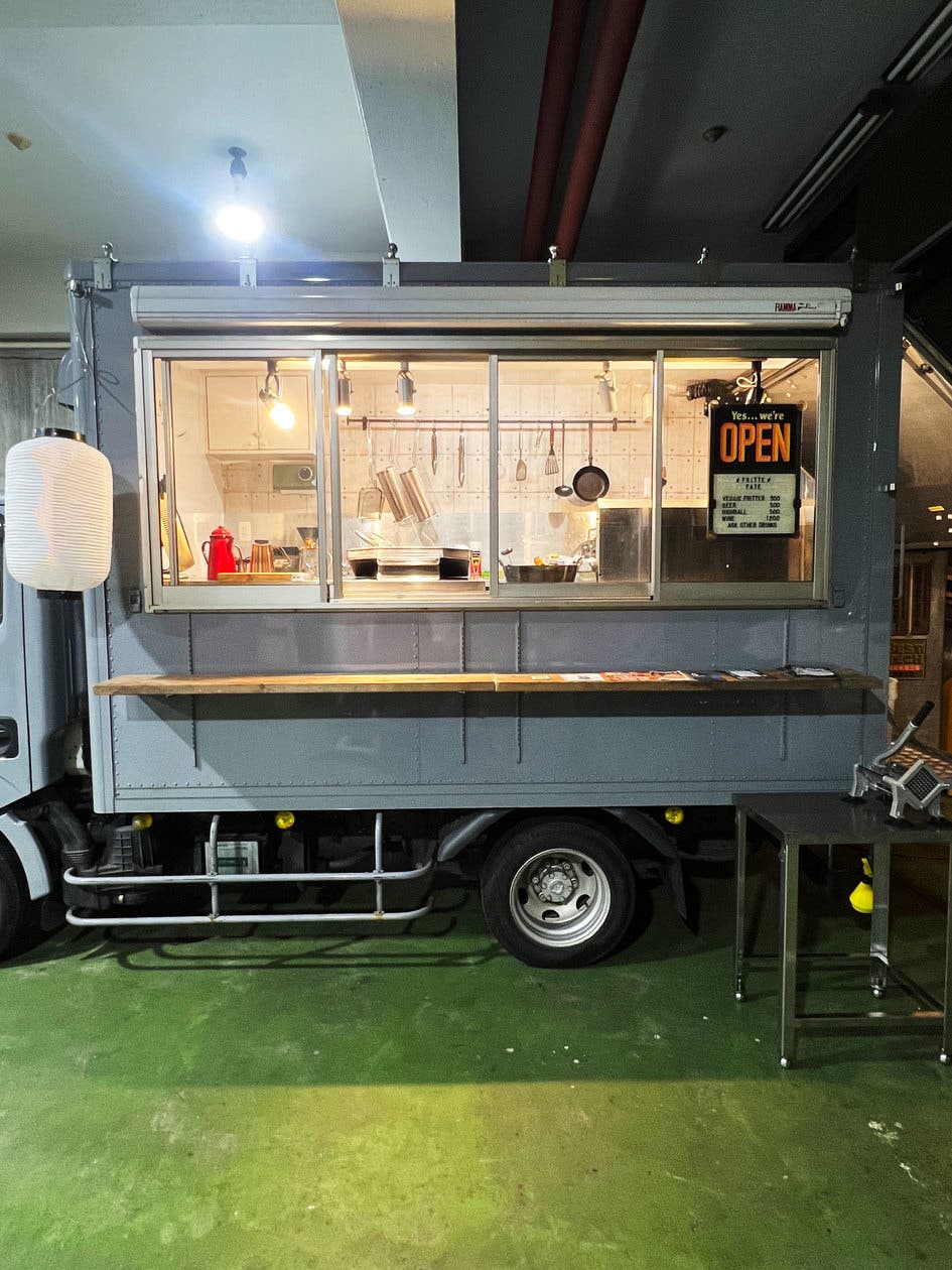 無骨なガレージを利用した展示・撮影・イベントスペースの写真8