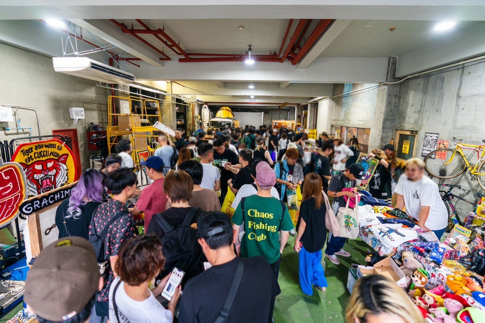 無骨なガレージを利用した展示・撮影・イベントスペースの写真5