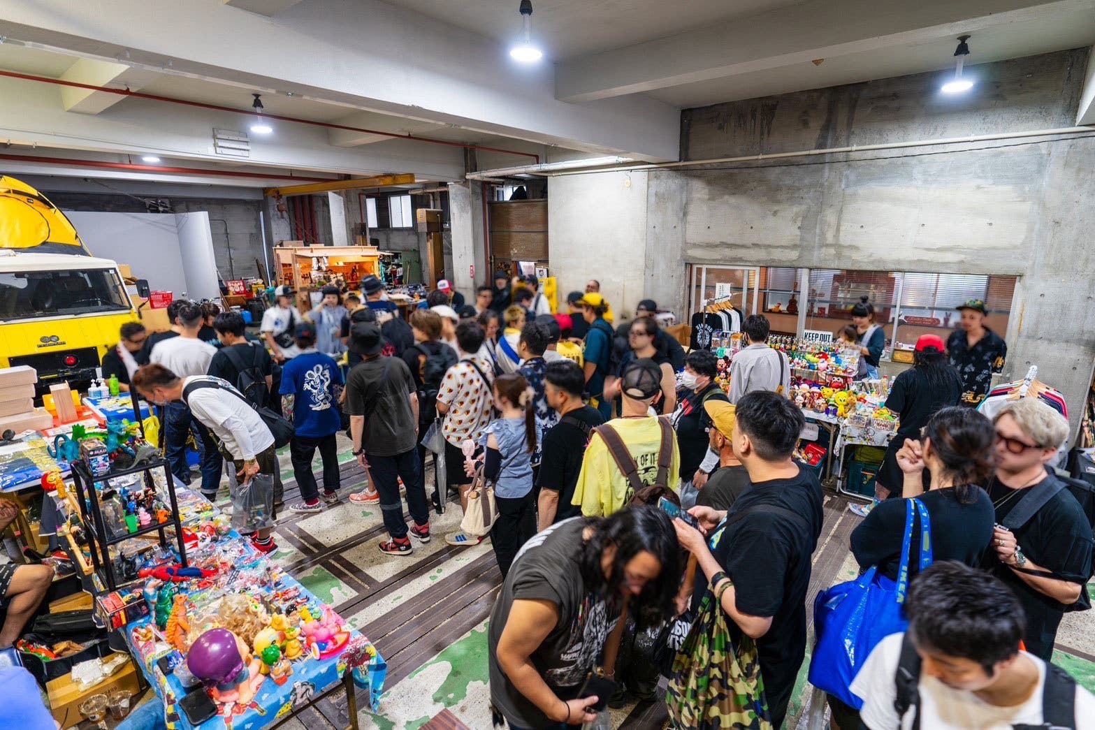 無骨なガレージを利用した展示・撮影・イベントスペースの写真6