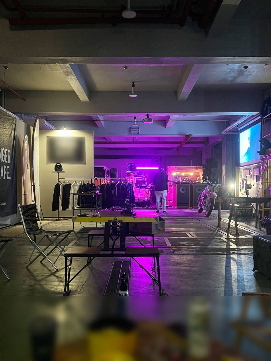 無骨なガレージを利用した展示・撮影・イベントスペースの写真7