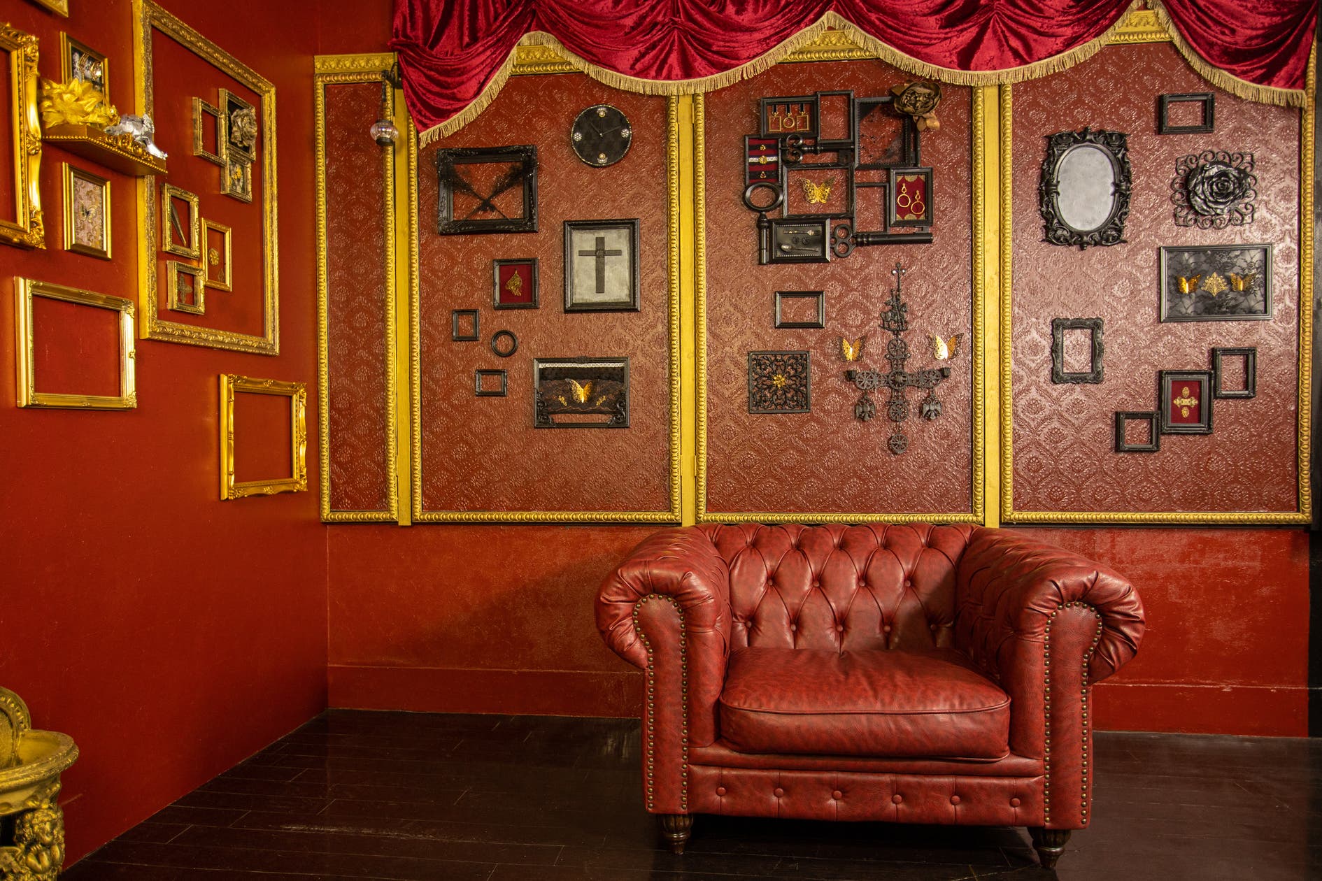 【フォーススタジオ】印象深い大型アーチ ゴシック調アンティーク壁面装飾で人気！TVや雑誌の撮影実績多数！の写真14