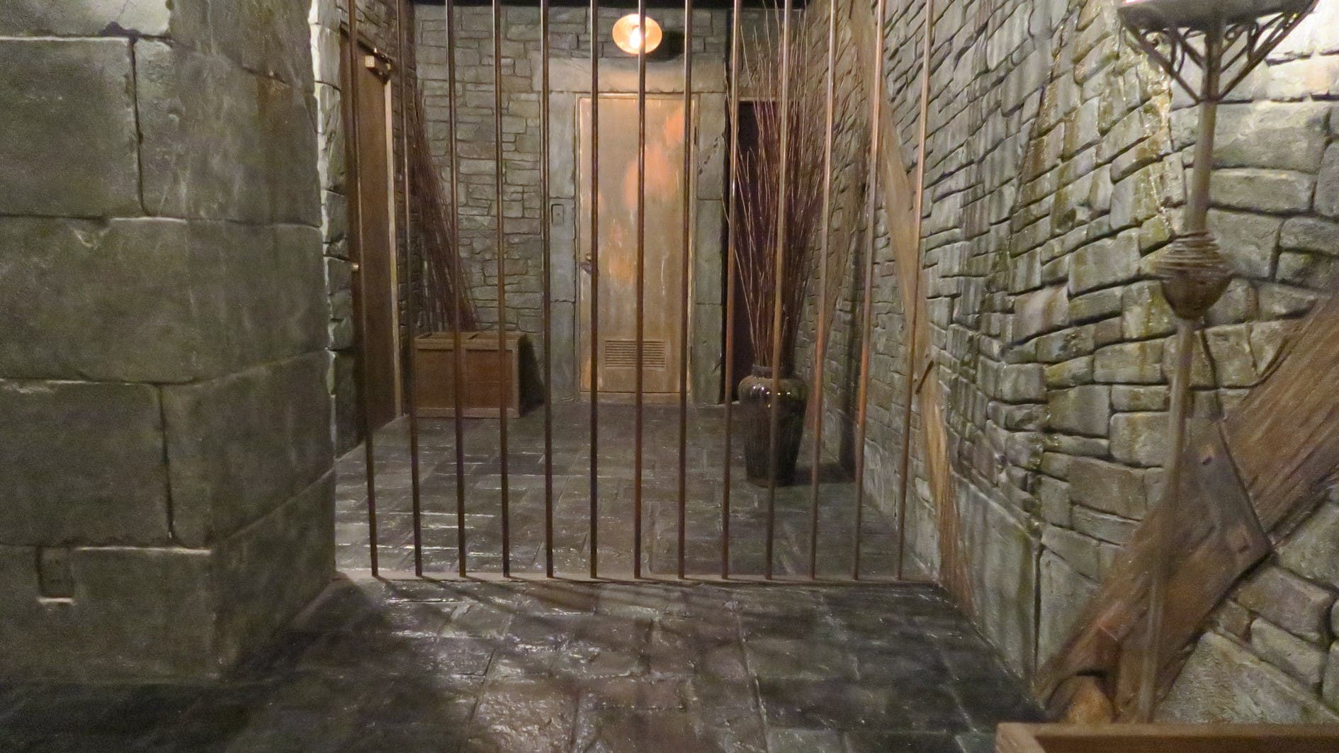 【M2】廃墟や牢獄💀、西洋石壁、アンティーク壁や石畳を完全再現✨ゴシック調スタジオ🎪の写真9