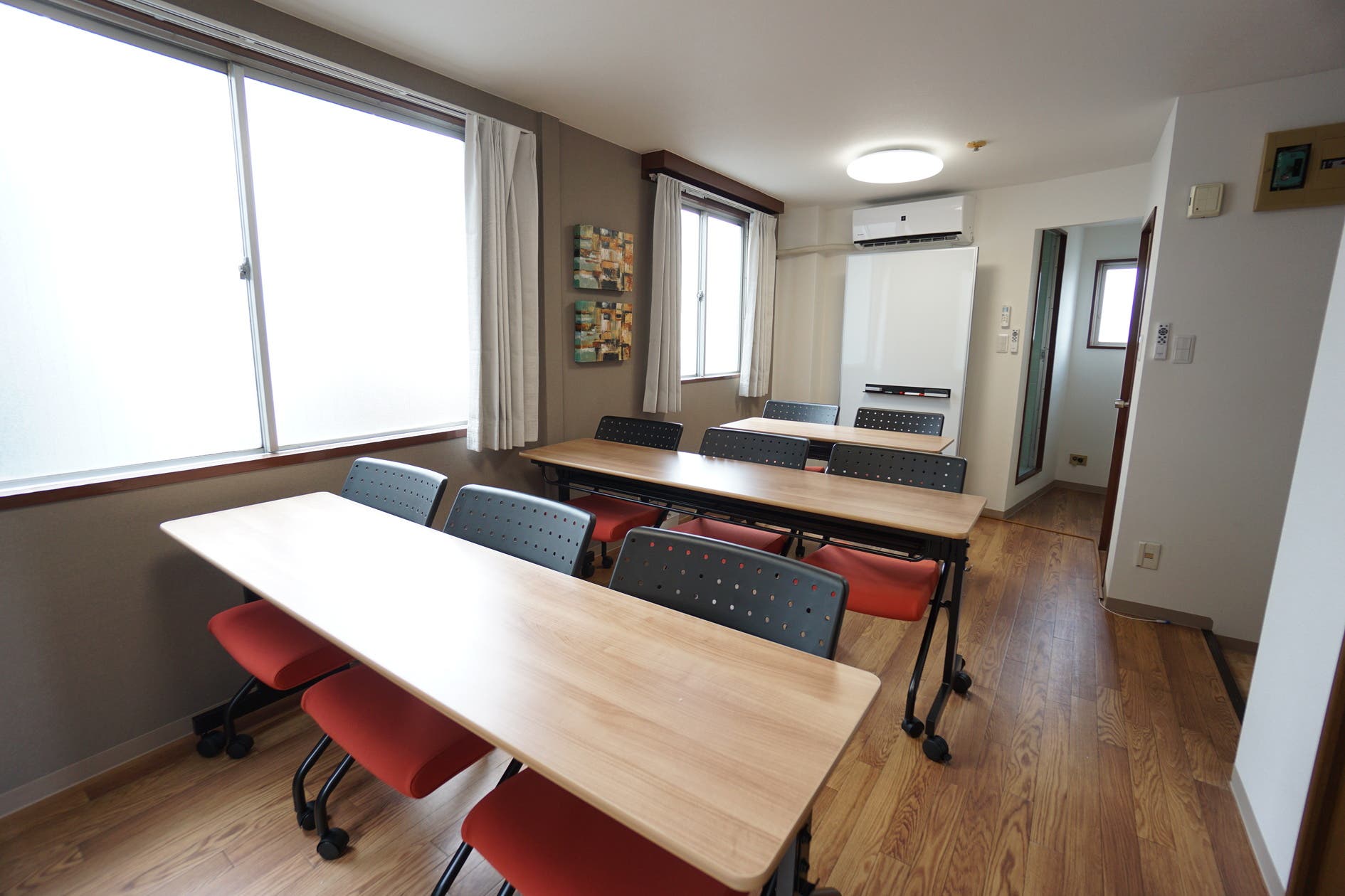 ＜日暮里会議室＞日暮里駅徒歩3分🚃完全個室✨Wi-Fi📶大型モニター兼スマートテレビ📺会議/商談/テレワークの写真2