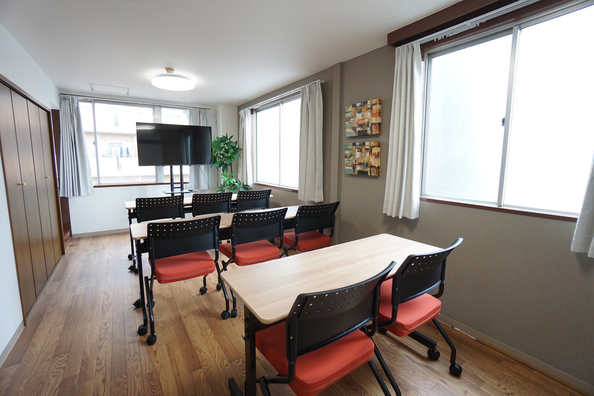 ＜日暮里会議室＞日暮里駅徒歩3分🚃完全個室✨Wi-Fi📶大型モニター兼スマートテレビ📺会議/商談/テレワークの写真1