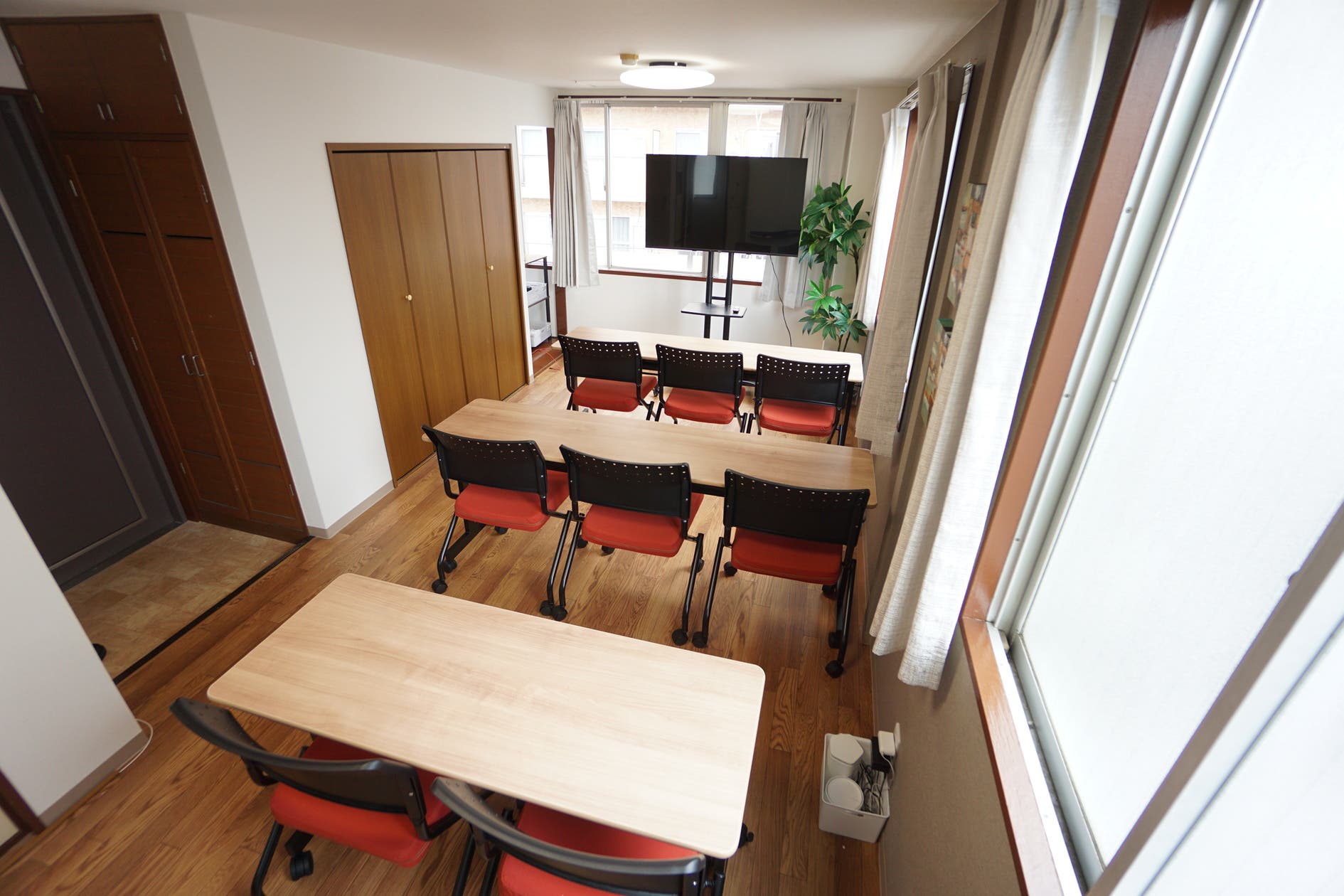 ＜日暮里会議室＞日暮里駅徒歩3分🚃完全個室✨Wi-Fi📶大型モニター兼スマートテレビ📺会議/商談/テレワークの写真3