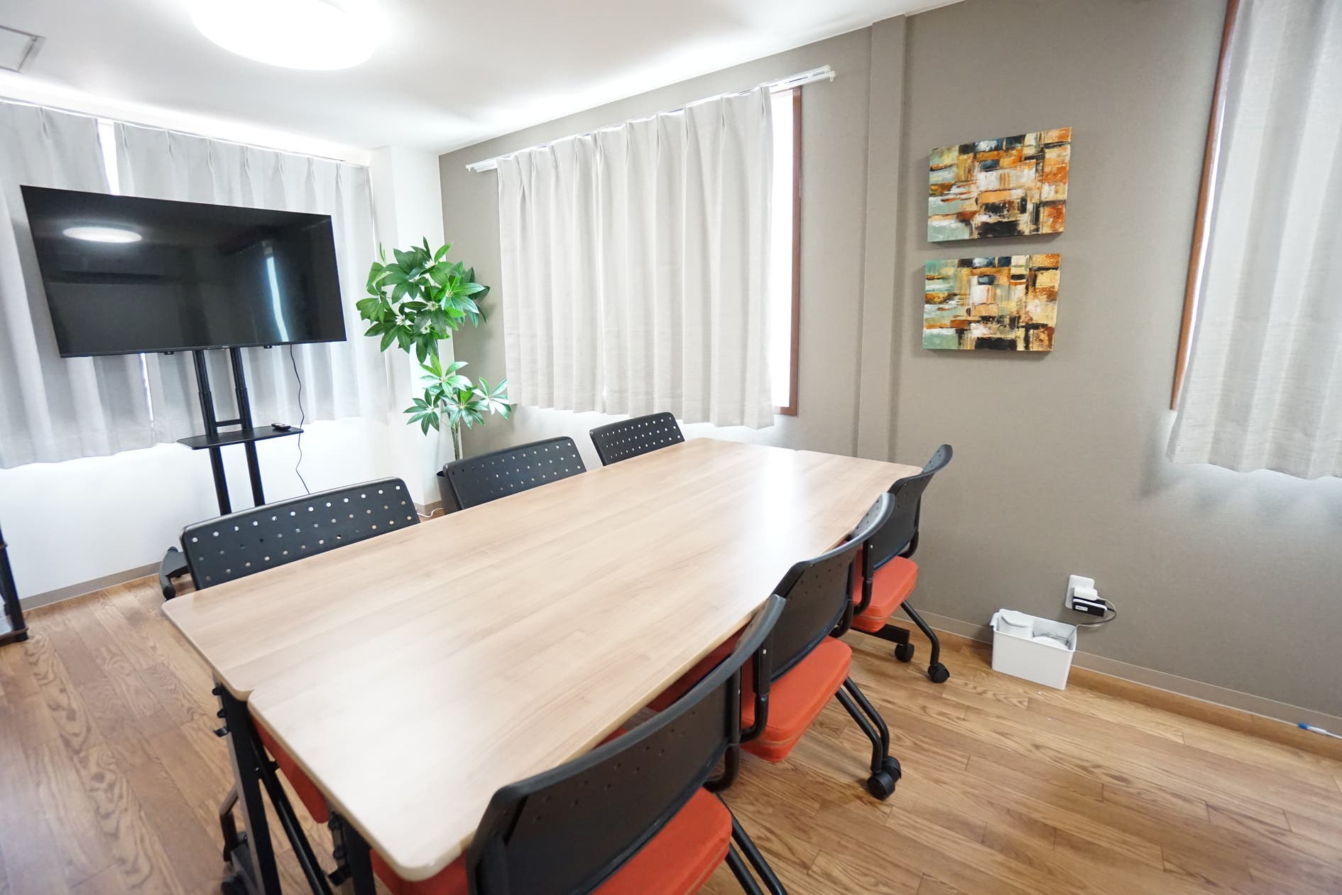 ＜日暮里会議室＞日暮里駅徒歩3分🚃完全個室✨Wi-Fi📶大型モニター兼スマートテレビ📺会議/商談/テレワークの写真12