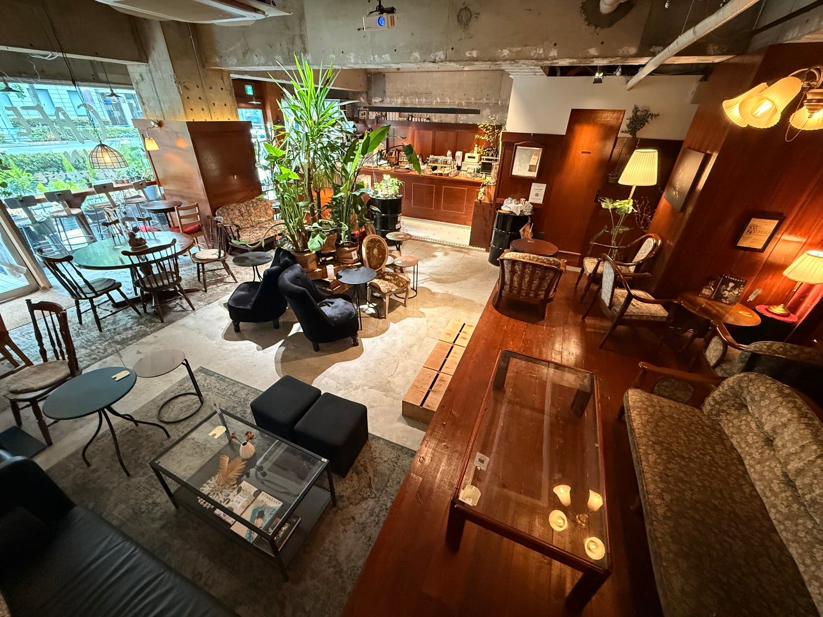 ベストホスト運営✨【駅徒歩30秒】ホテルライク・アンティーク・ボタニカルなカフェ撮影スタジオ / 天高3.4mの写真5