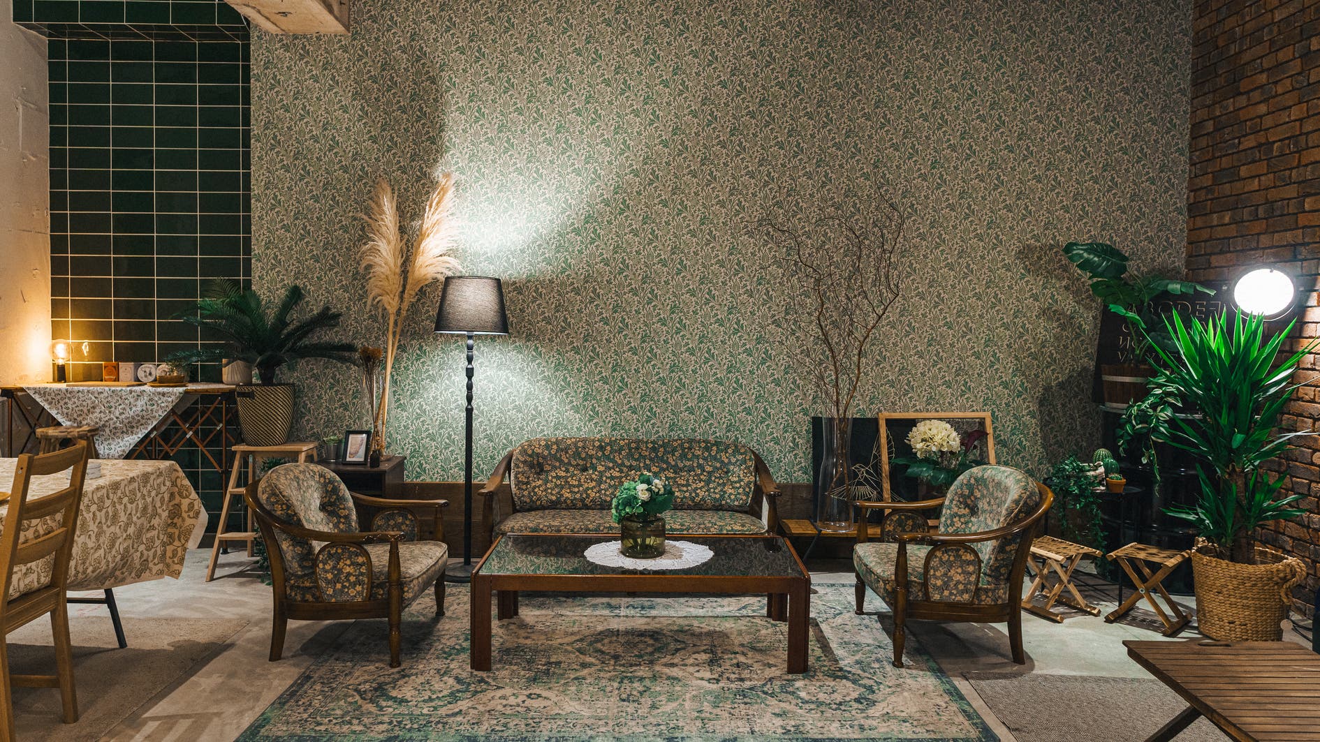 ベストホスト運営✨【駅徒歩30秒】ホテルライク・アンティーク・ボタニカルなカフェ撮影スタジオ / 天高3.4mの写真3