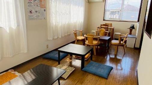 無料駐車場あり!広いリビングあり。大人数で利用可能。の写真1