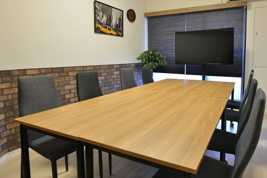 ＼新登場／🎯名古屋駅徒歩2分🎯10人収容/大型モニター/高速ネット◆お気軽会議室名古屋駅前desmos◆の写真1