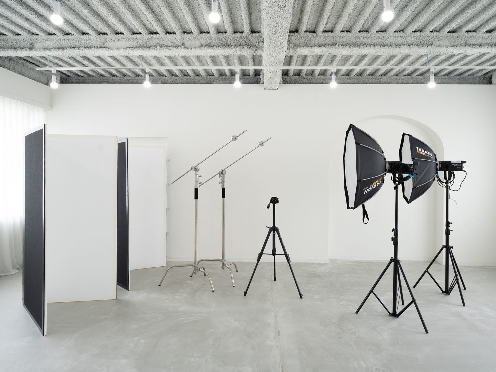 【 NEW OPEN 】撮影機材無料・自然光・コンクリ床・白壁・アーチ・埋込本棚【 アパレル｜撮影｜POP UP 】大須観音7分の写真5