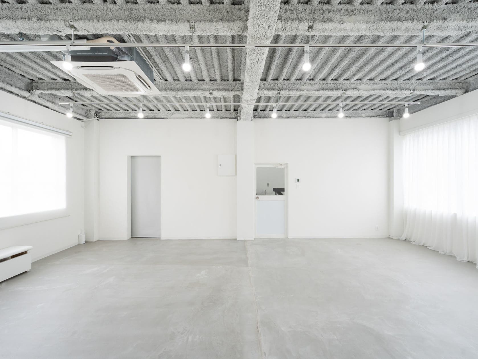 【 NEW OPEN 】撮影機材無料・自然光・コンクリ床・白壁・アーチ・埋込本棚【 アパレル｜撮影｜POP UP 】大須観音7分の写真11