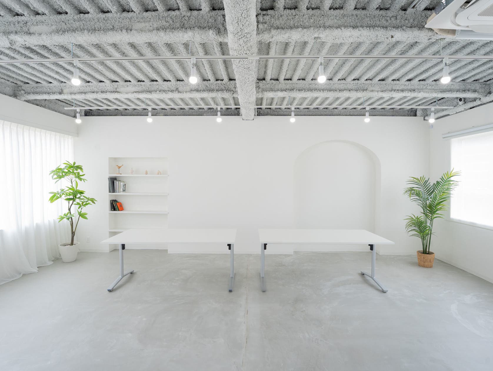 【 NEW OPEN 】撮影機材無料・自然光・コンクリ床・白壁・アーチ・埋込本棚【 アパレル｜撮影｜POP UP 】大須観音7分の写真7