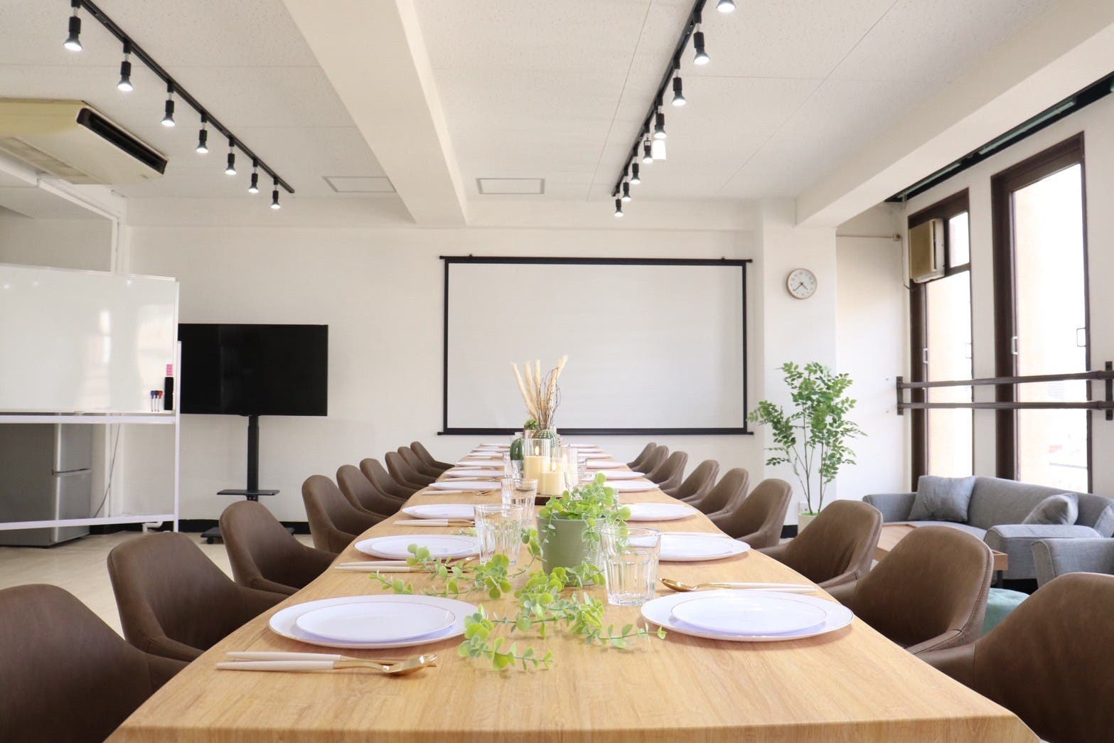 【京都駅7分】2025年7月オープン！32名着席OK🛋100㌅プロジェクター🎬歓送迎会・女子会に🎉会議・交流会・上映会にも🧳の写真6