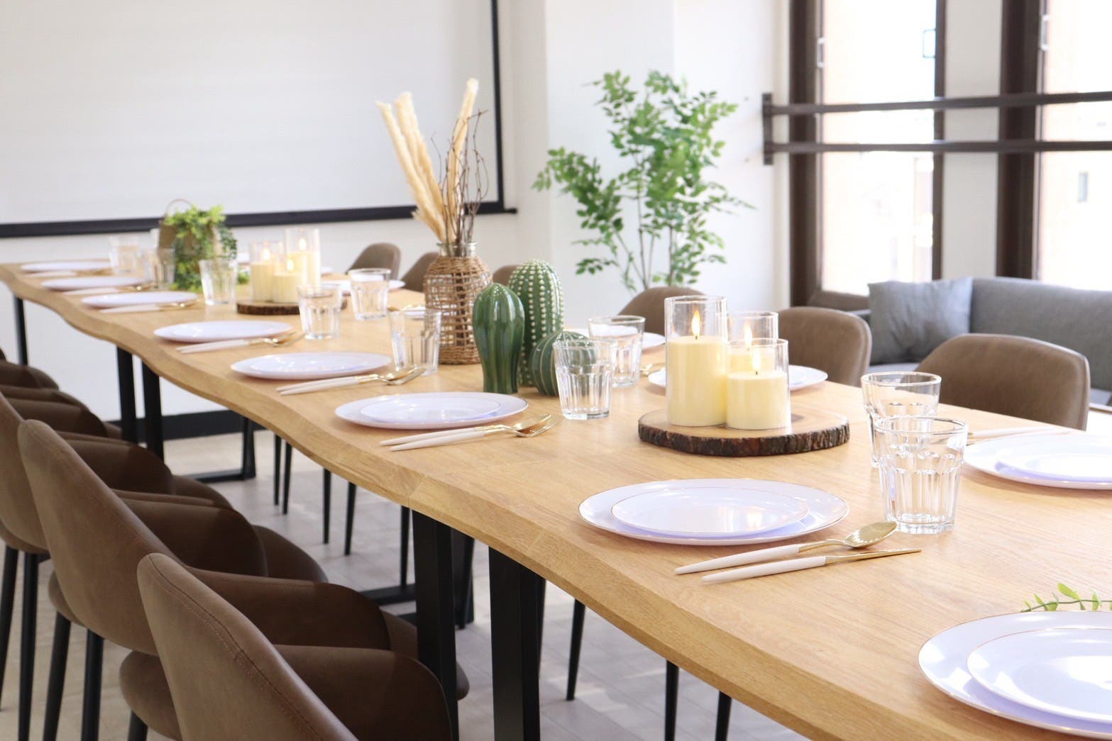 【京都駅7分】2025年7月オープン！32名着席OK🛋100㌅プロジェクター🎬歓送迎会・女子会に🎉会議・交流会・上映会にも🧳の写真10