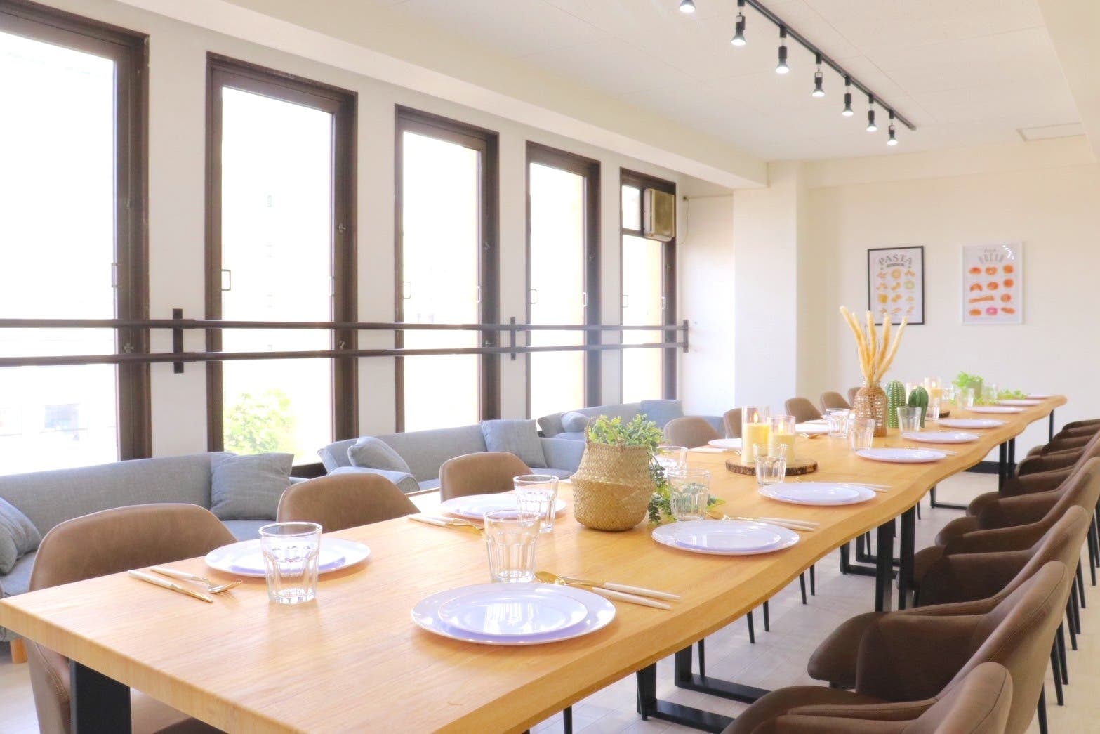 【京都駅7分】2025年7月オープン！32名着席OK🛋100㌅プロジェクター🎬歓送迎会・女子会に🎉会議・交流会・上映会にも🧳の写真7