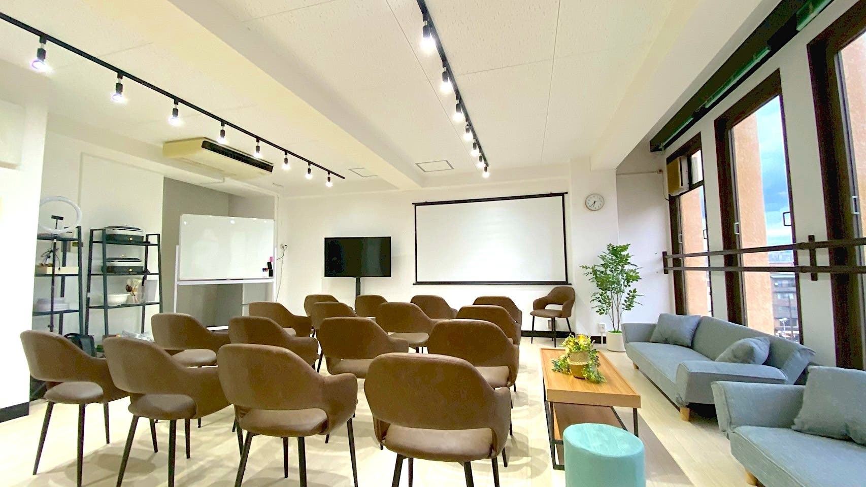 【京都駅7分】2025年7月オープン！32名着席OK🛋100㌅プロジェクター🎬歓送迎会・女子会に🎉会議・交流会・上映会にも🧳の写真9