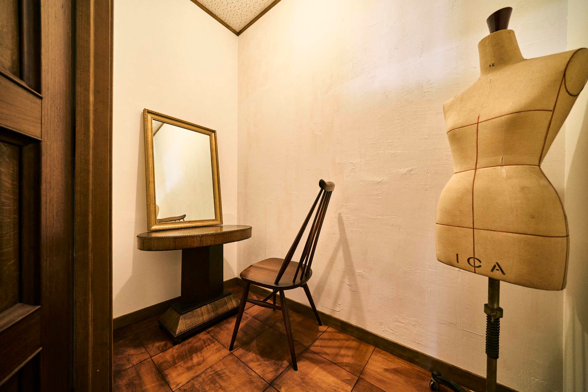 アンティーク家具がレンタルできる大正時代の洋館をイメージしたスタジオの写真5