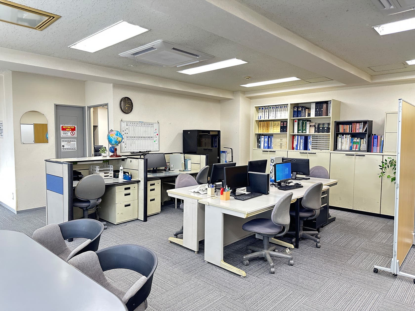 【新宿３丁目オフィススタジオ】低価格貸出し中！ビル最上階の小規模オフィスの写真1