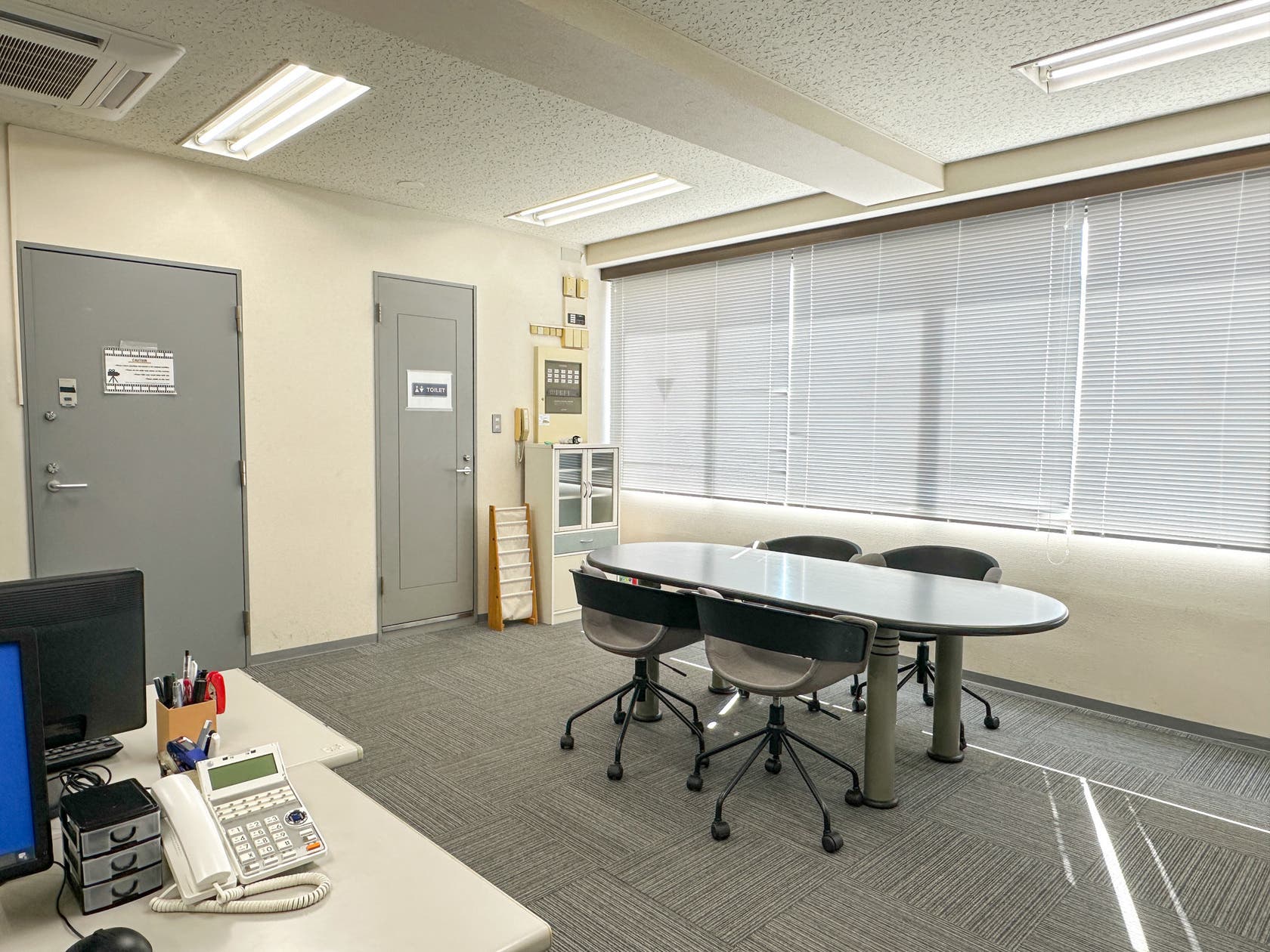 【新宿３丁目オフィススタジオ】低価格貸出し中！ビル最上階の小規模オフィスの写真3