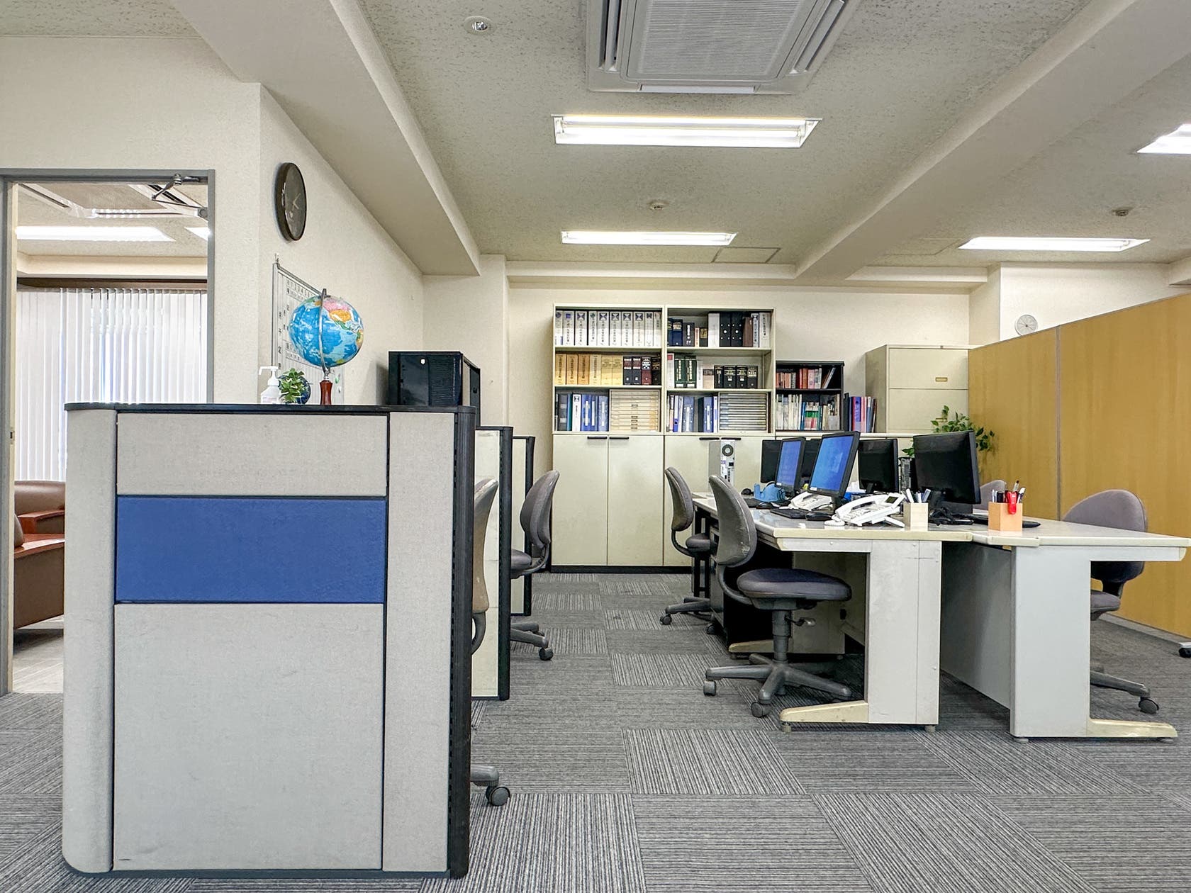 【新宿３丁目オフィススタジオ】低価格貸出し中！ビル最上階の小規模オフィスの写真2