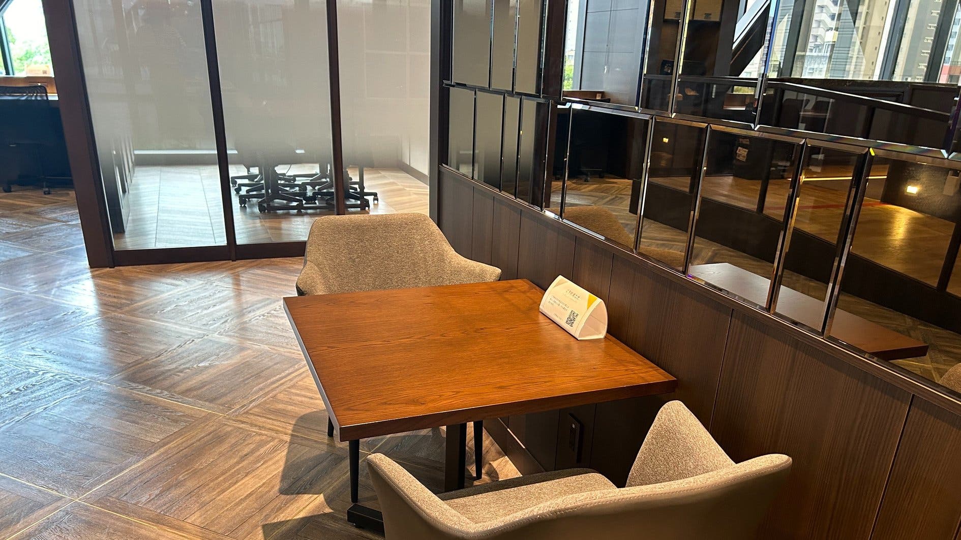 【コワーキング席】イオンモール内/有人受付/落ち着いた雰囲気/Wi-Fi/モニター/ドリンクサービス/駐車場ありの写真3