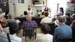 モニター、ソファ等も揃ったフリースペースです【ジコサポ保険整骨院内】の写真3