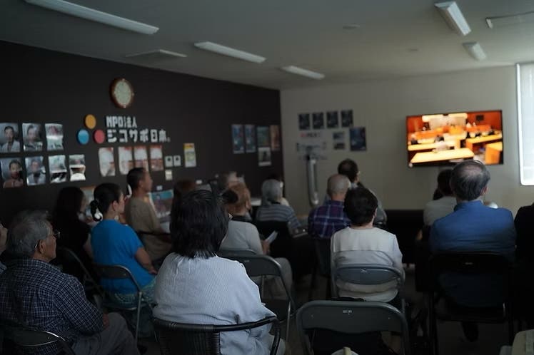 モニター、ソファ等も揃ったフリースペースです【ジコサポ保険整骨院内】の写真5