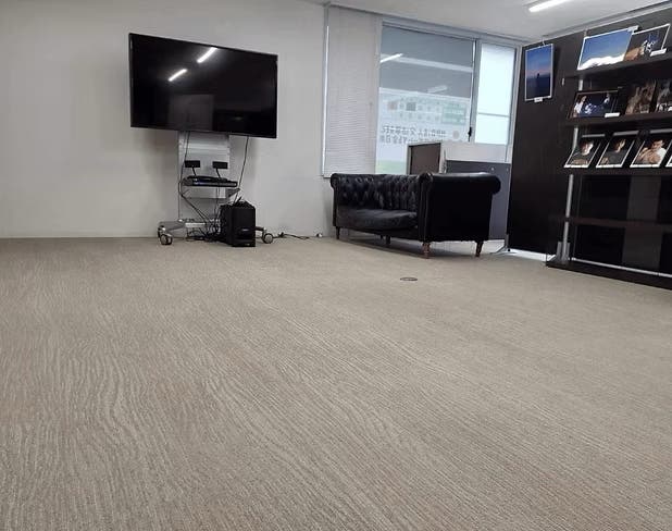 モニター、ソファ等も揃ったフリースペースです【ジコサポ保険整骨院内】の写真6