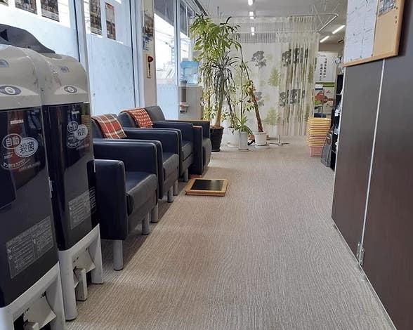 モニター、ソファ等も揃ったフリースペースです【ジコサポ保険整骨院内】の写真7