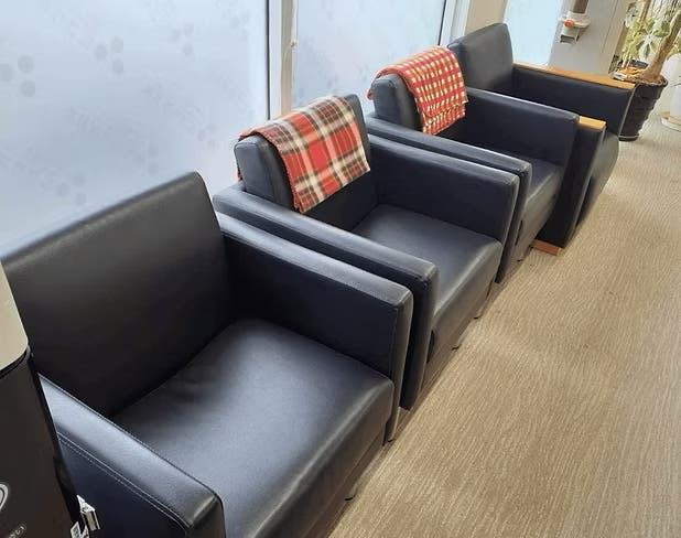 モニター、ソファ等も揃ったフリースペースです【ジコサポ保険整骨院内】の写真9