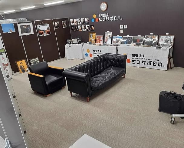 モニター、ソファ等も揃ったフリースペースです【ジコサポ保険整骨院内】の写真10