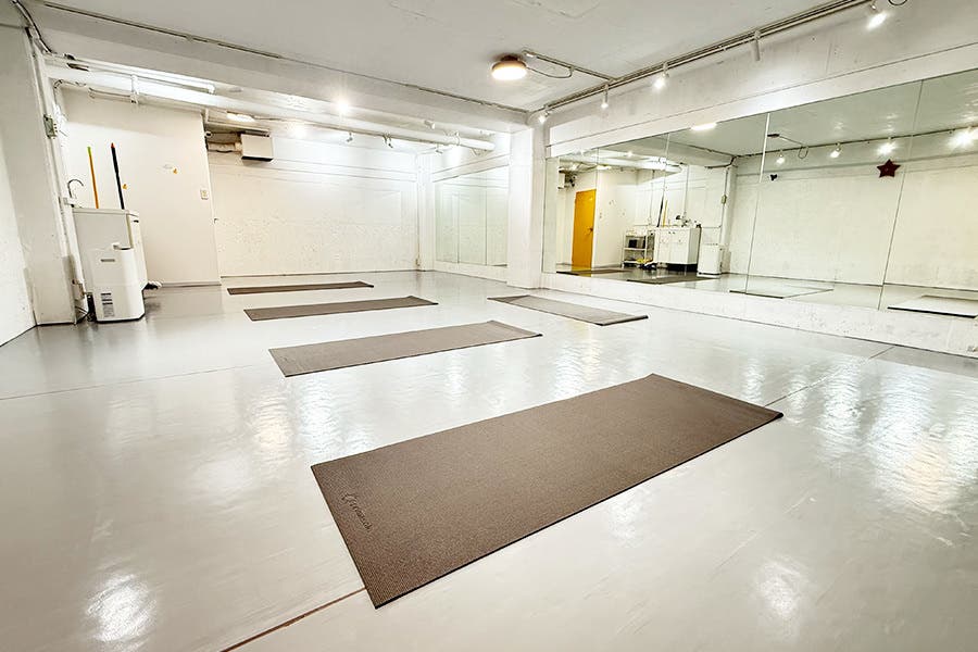 【丸太町駅5分🚶】白壁×大型鏡8枚の本格ダンススタジオ｜最大16名までOK！54㎡・個室空間🏠ダンス・ヨガ・撮影に最適✨の写真2