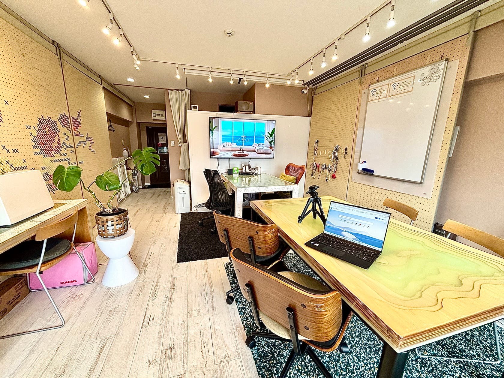 新宿/大久保🌸55インチ大型テレビ/忘年会/配信/作業/カードゲーム/ミシン　ゴミ回収可【プラスペ 東新宿】の写真1