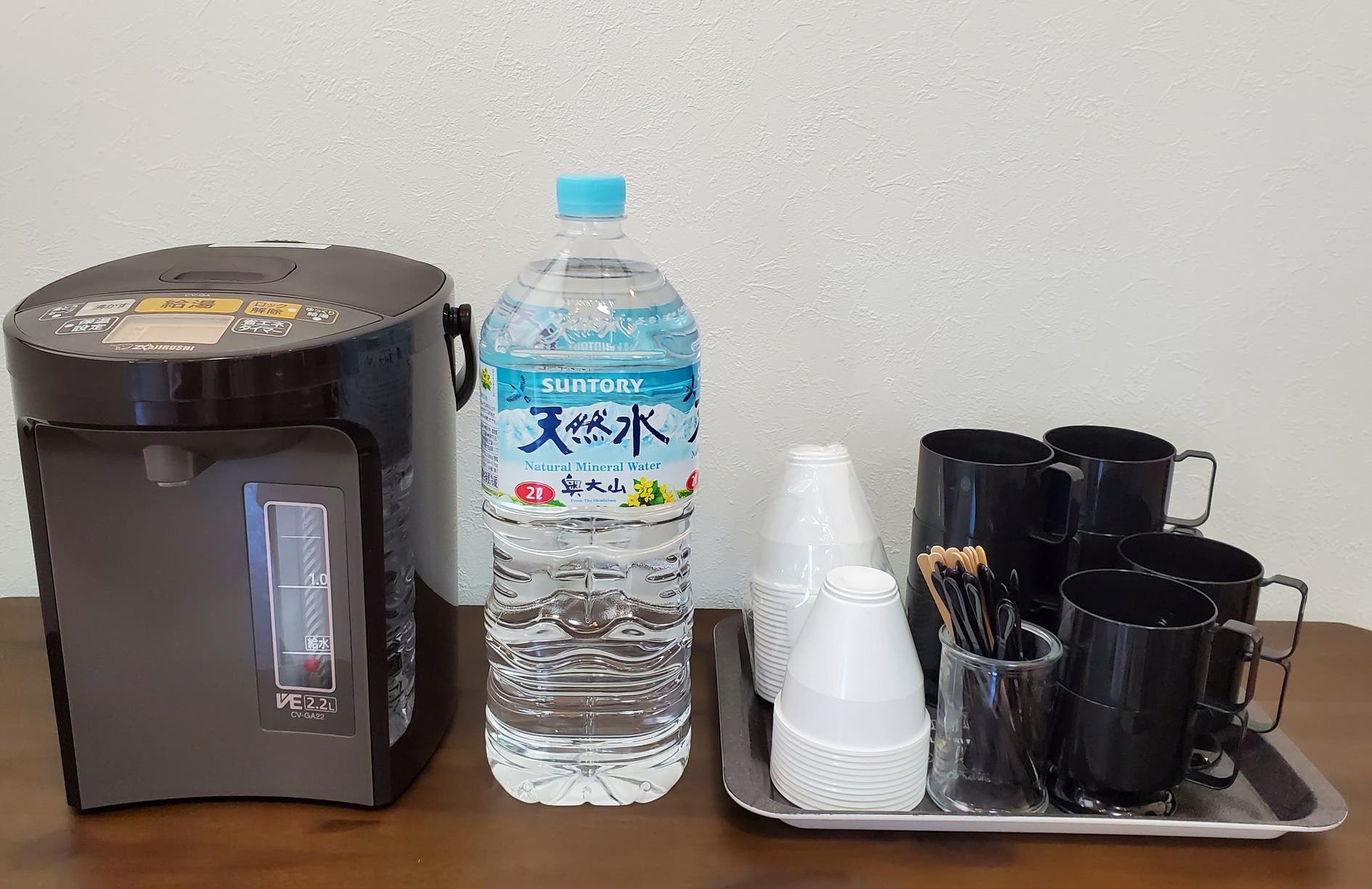 電気ポットと天然水.、紙カップ &マドラー(20人分)セットの画像1