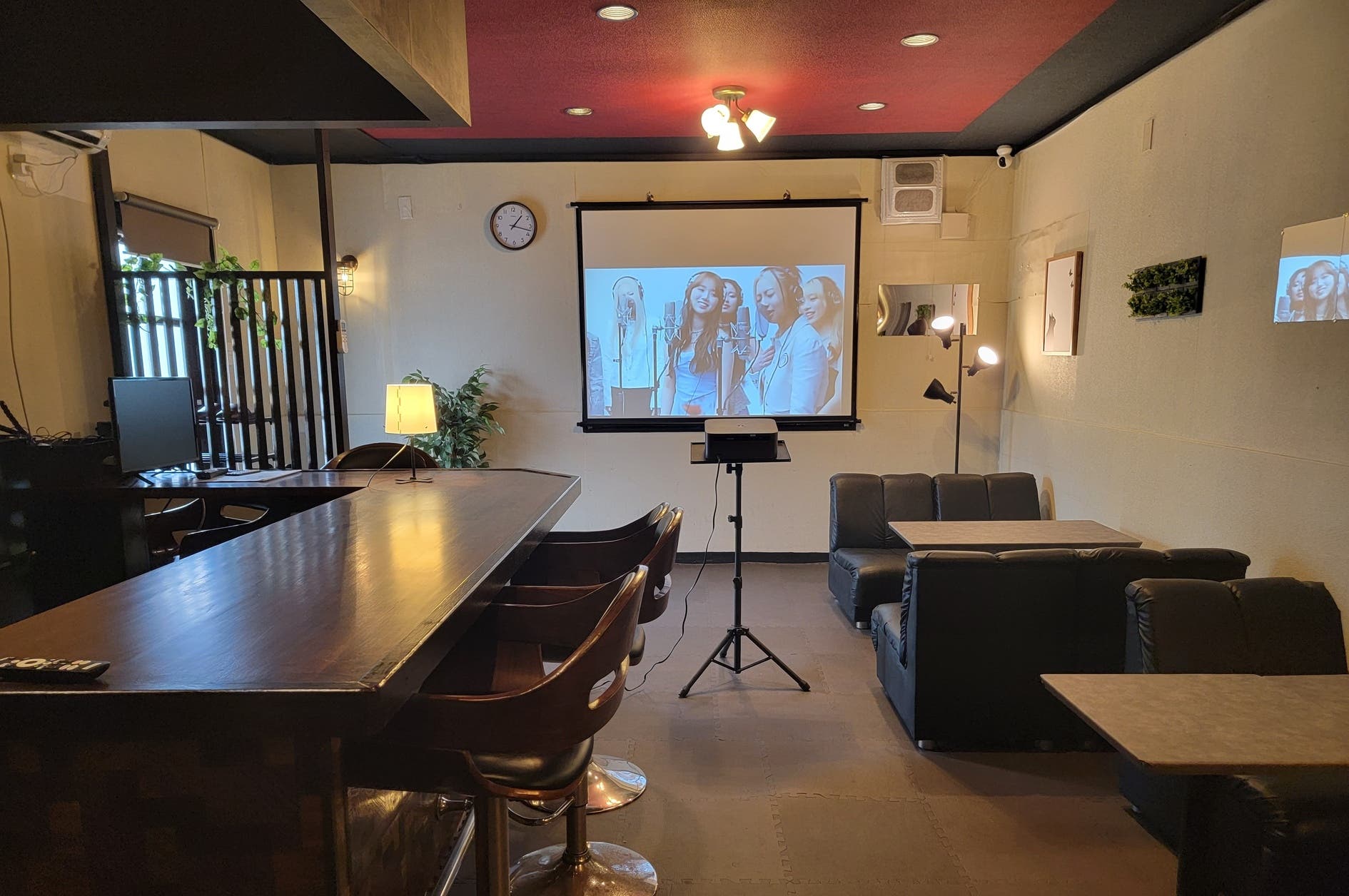 貸し切りカフェやバーのように使えます。コンビニ徒歩2分。プロジェクター・Wi-Fiあり。会議・推し活などに。男衾駅徒歩15分。の写真1
