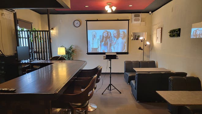 貸し切りカフェやバーのように使えます。コンビニ徒歩2分。プロジェクター・Wi-Fiあり。会議・推し活などに。男衾駅徒歩15分。の写真1