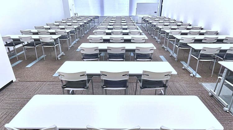 ☆NEW☆【梅田駅直結/阪急ターミナルビル内】無料備品多数!会議・研修・試験会場・WEBセミナー【B会議室】の写真1