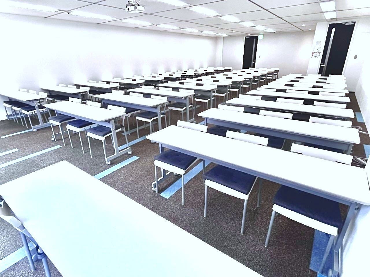 ☆NEW☆【梅田駅直結/阪急ターミナルビル内】無料備品多数！会議・研修・試験会場・WEBセミナー【B会議室】の写真4