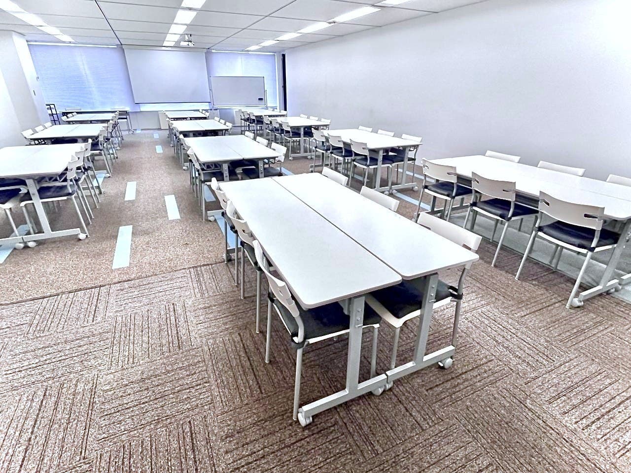 ☆NEW☆【梅田駅直結/阪急ターミナルビル内】無料備品多数！会議・研修・試験会場・WEBセミナー【B会議室】の写真6