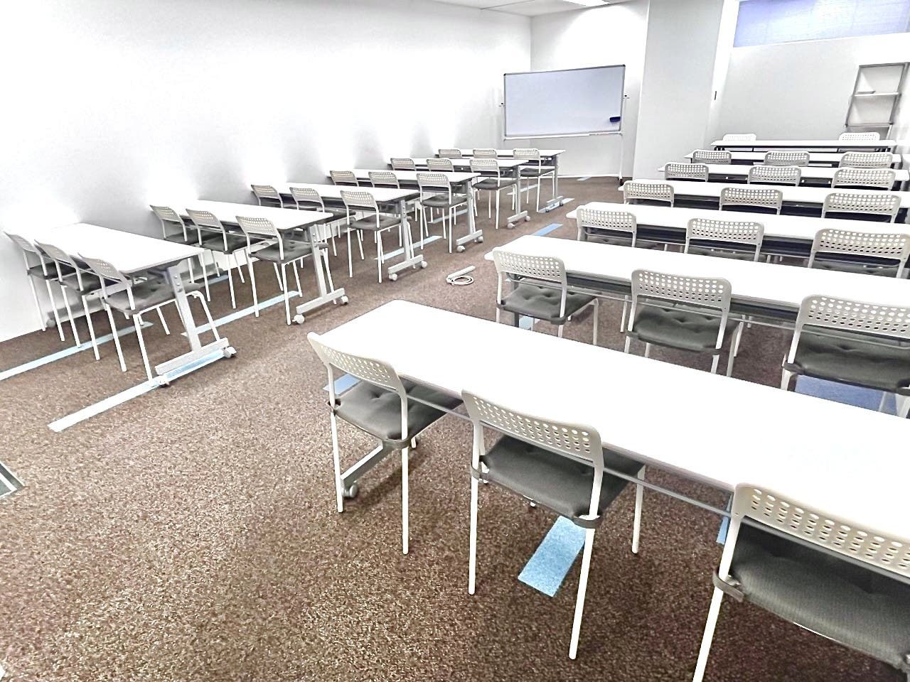 ☆NEW☆【梅田駅直結/阪急ターミナルビル内】無料備品多数！会議・研修・試験会場・WEBセミナー【C会議室】の写真4