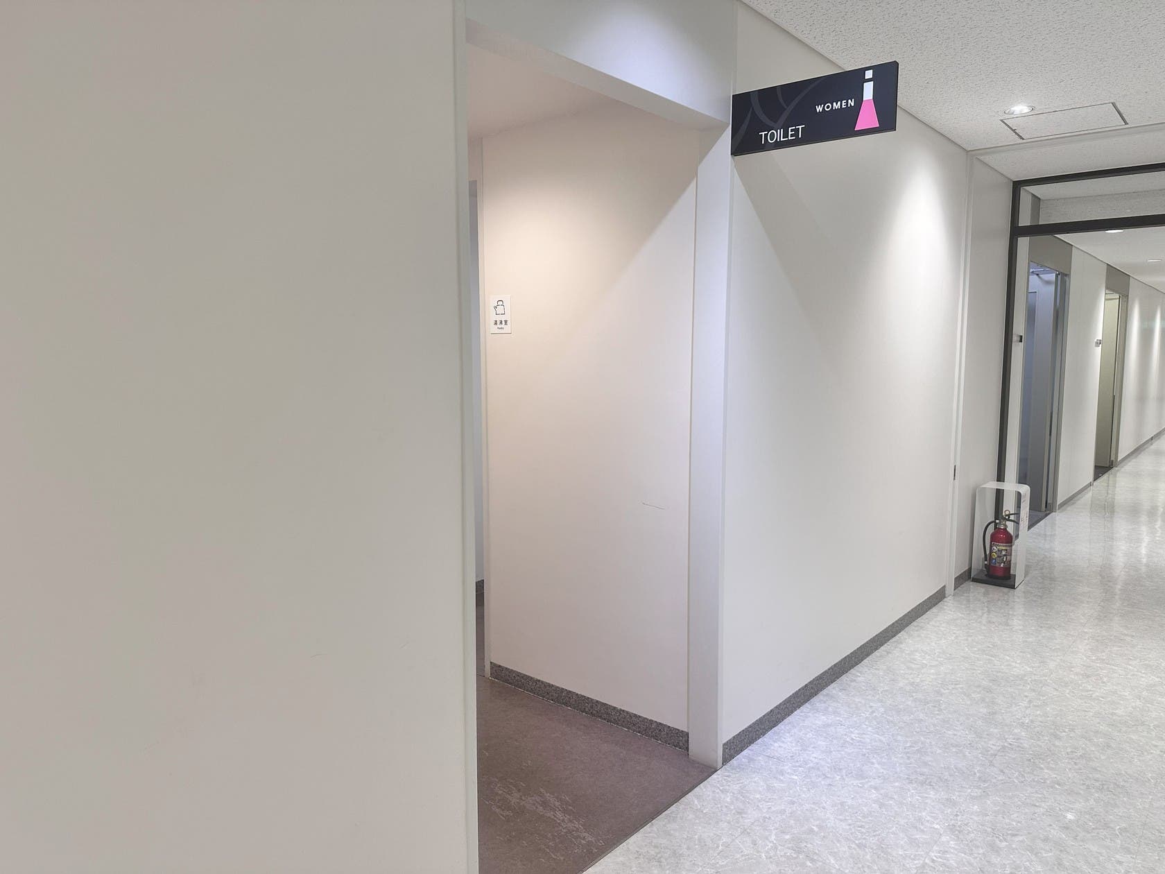 ☆NEW☆【梅田駅直結/阪急ターミナルビル内】無料備品多数！会議・研修・試験会場・WEBセミナー【C会議室】の写真9