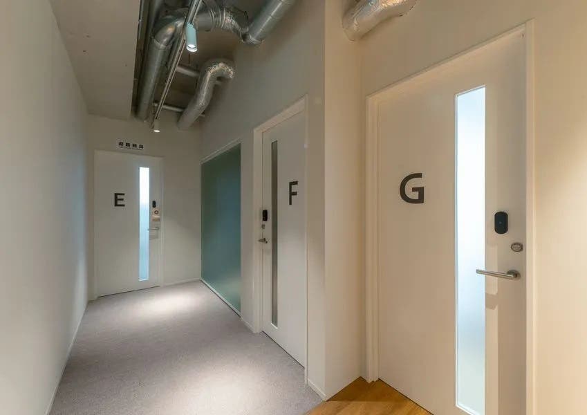 【水天宮前駅 徒歩5分】会議・勉強会・面接・配信etc　スタイリッシュな貸会議室★WiFi完備の会議室Aの写真4