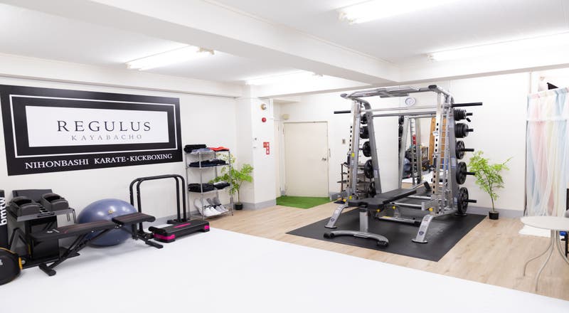 【茅場町、水天宮駅徒歩5分】スミスマシン、ダンベル、グローブ・ミット、完備の完全個室ジム パーソナルジムレグルス