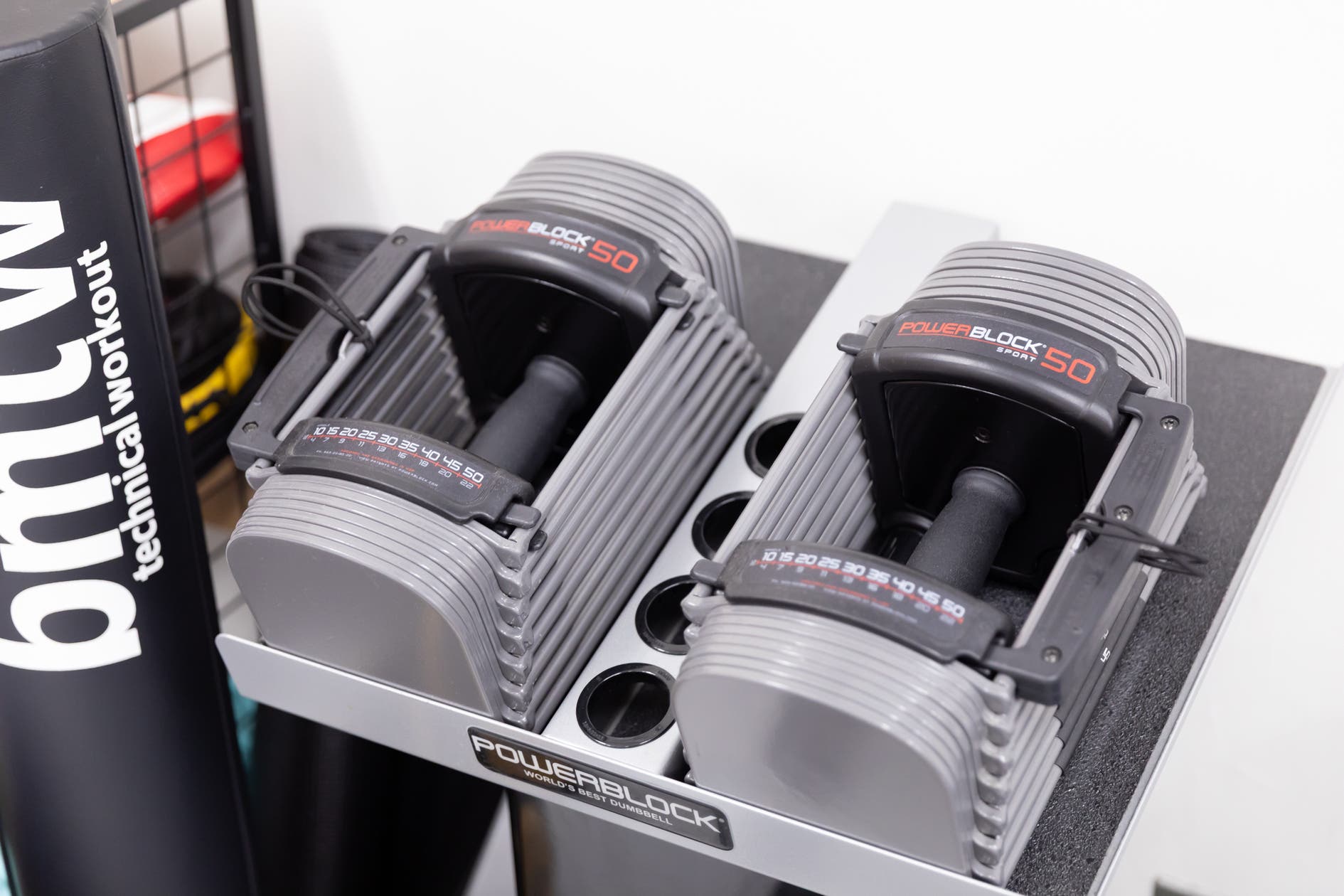 【茅場町、水天宮駅徒歩5分】スミスマシン、ダンベル、グローブ・ミット、完備の完全個室ジム パーソナルジムレグルスの写真6