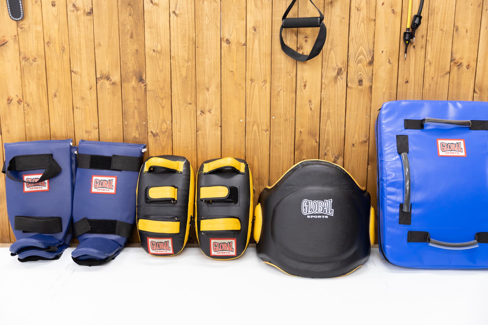 【茅場町、水天宮駅徒歩5分】スミスマシン、ダンベル、グローブ・ミット、完備の完全個室ジム パーソナルジムレグルスの写真7