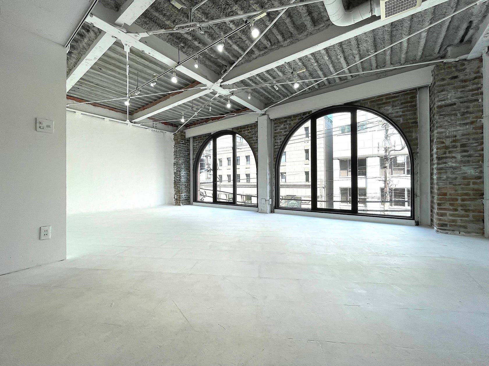 表参道駅から徒歩3分、自然光とアイアン窓が特徴ある撮影スタジオ。展示会などにもご利用いただけます。の写真1