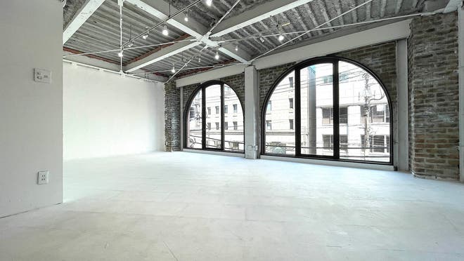 表参道駅から徒歩3分、自然光とアイアン窓が特徴ある撮影スタジオ。展示会などにもご利用いただけます。の写真1