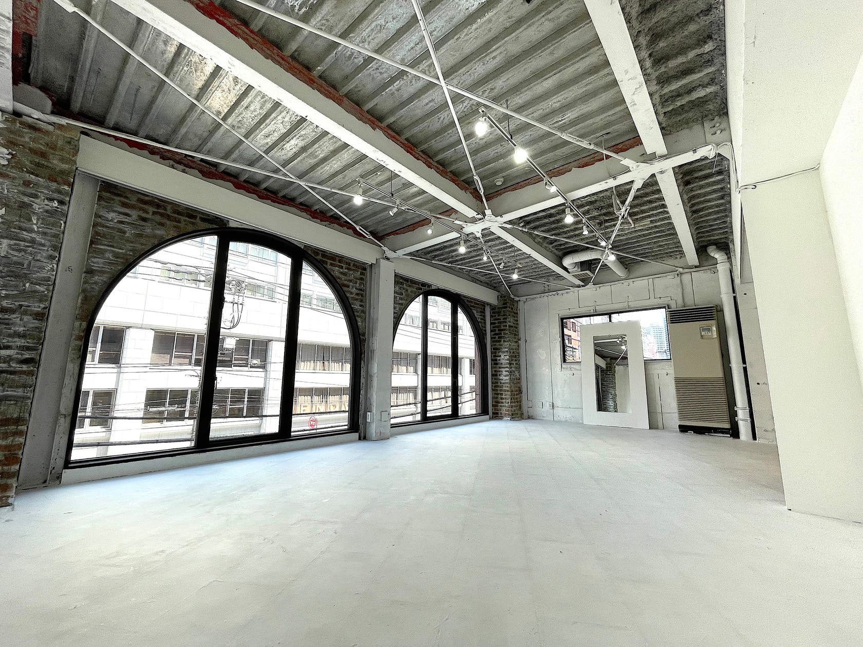 表参道駅から徒歩3分、自然光とアイアン窓が特徴ある撮影スタジオ。展示会などにもご利用いただけます。の写真2