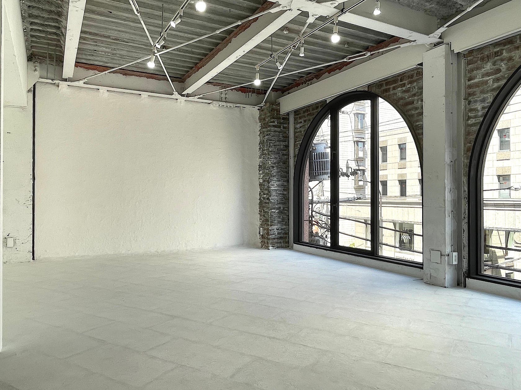 表参道駅から徒歩3分、自然光とアイアン窓が特徴ある撮影スタジオ。展示会などにもご利用いただけます。の写真3